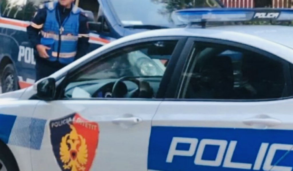 Kapet në Ksamil “Vis Korçari”, përplasi makinat e policisë në arratisje ...